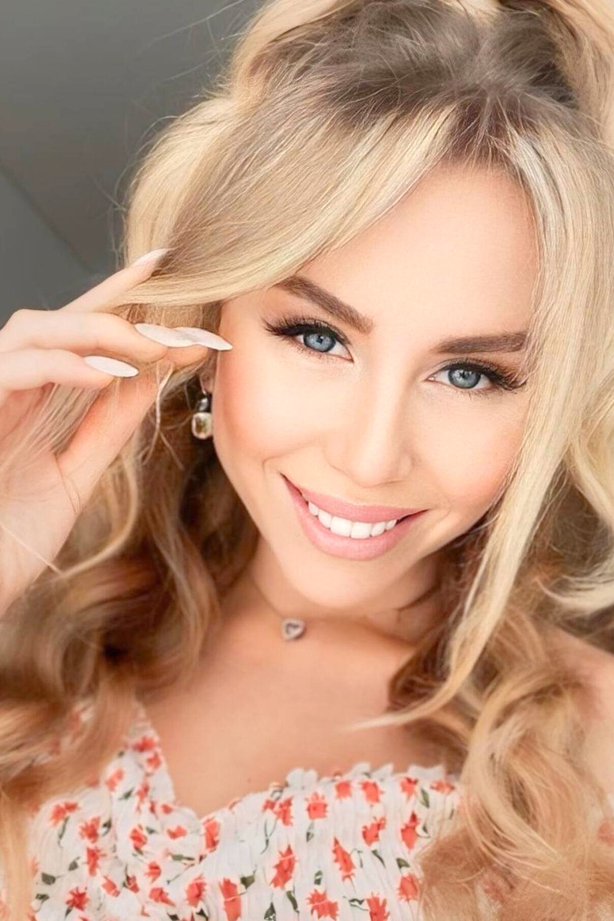 Date Ukrainian Women Alina, age 29 with ID: 1705980